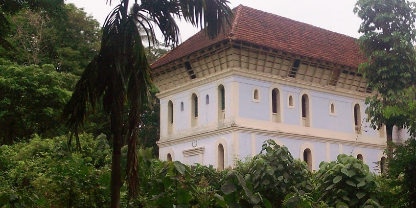 Pazhayangadi Mosque: Offer Your Prayers To The Almighty - TripXL