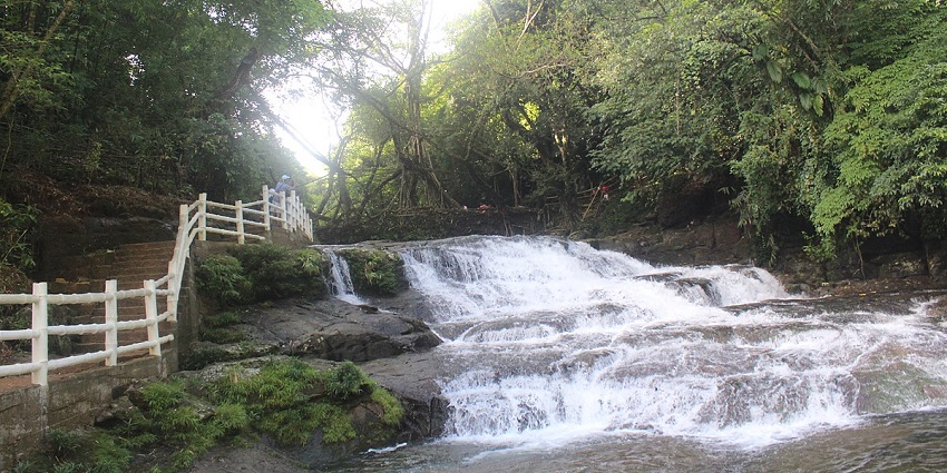 Mawlynnong Waterfall: A Peaceful Getaway For Nature Lovers - TripXL